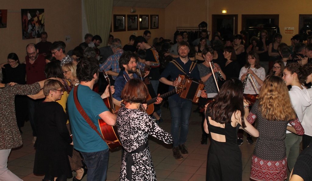 Bal Folk et stage de danses flamandes de La Virevolte avec le groupe ...
